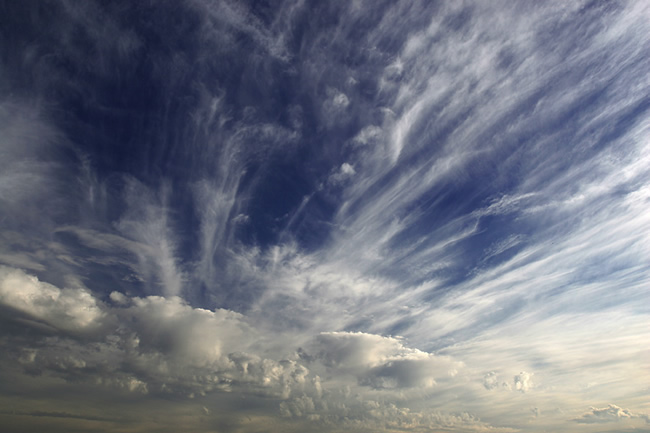 Cirrus Fibratus Radiatus - Revista del Aficionado a la Meteorología