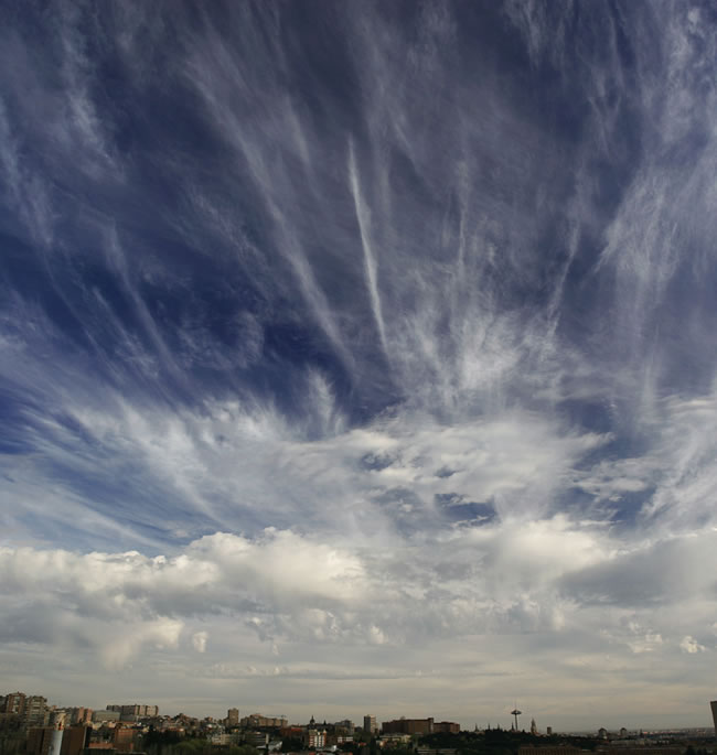 Cirrus Fibratus Radiatus - Revista del Aficionado a la Meteorología